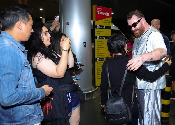 Após show no Lollapalooza, Sam Smith posa com fãs em aeroporto ao ...