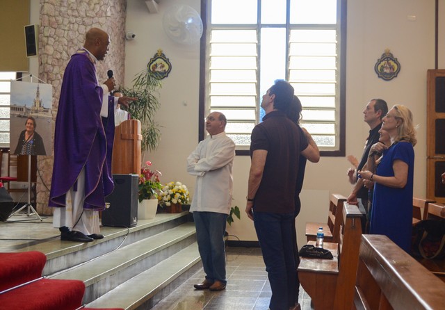 Elizabeth Savala se emociona em missa de sétimo dia da mãe, Isabel Savala