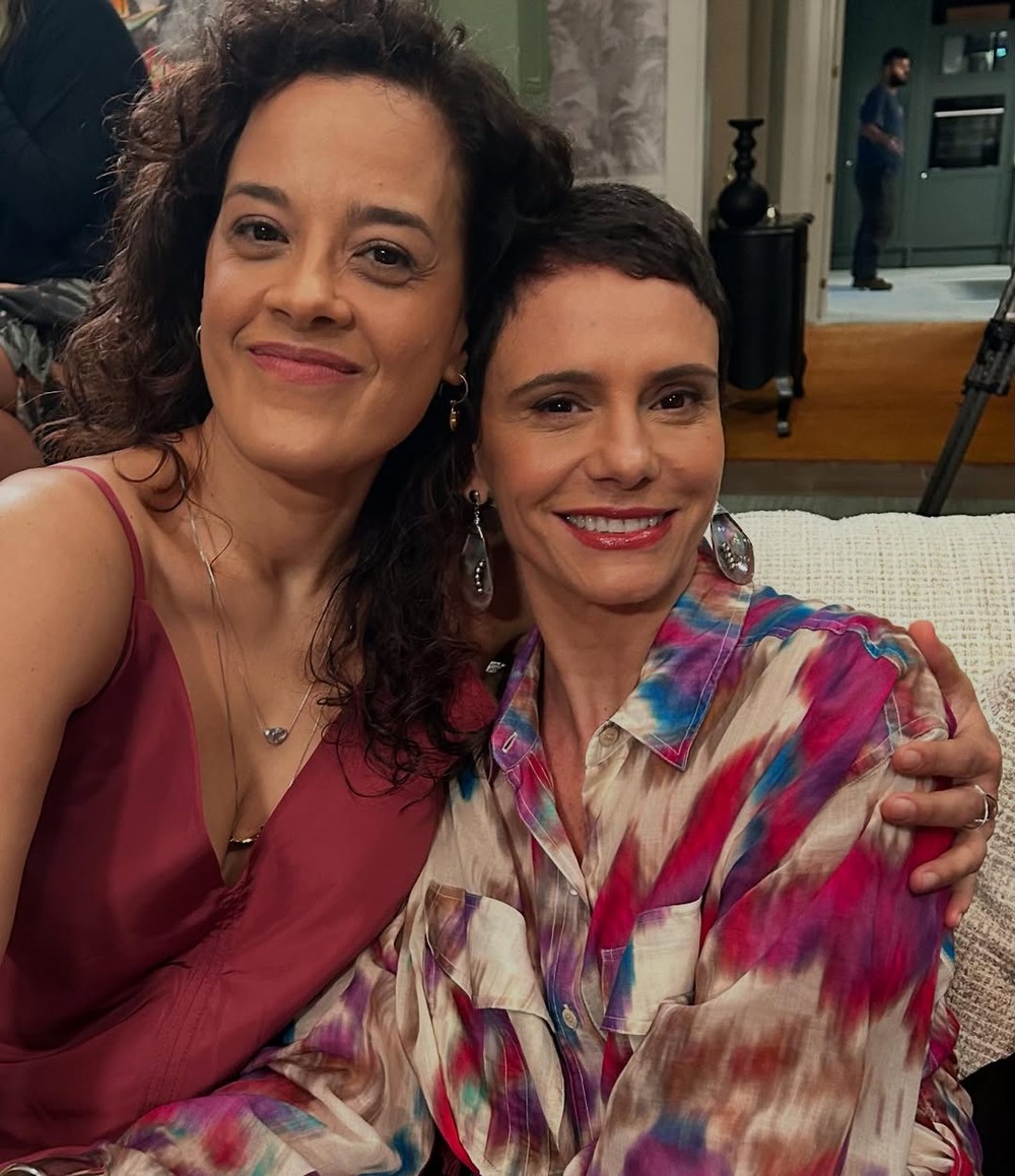 Bella Campos e Malu Galli fazem selfies nos bastidores de 'Vale Tudo'