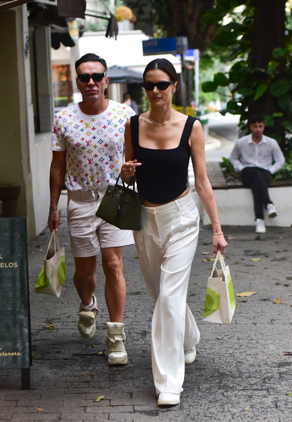 Alessandra Ambrosio faz compras em bairro nobre de São Paulo
