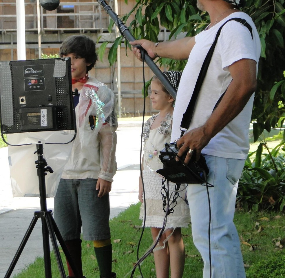 Mel Maia encanta web com fotos antigas de bastidores de 'Avenida Brasil'