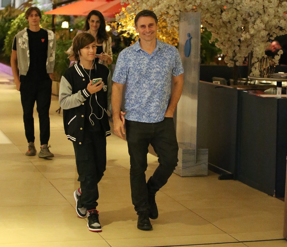 Aos 16, primogênito de Murilo Rosa e Fernanda Tavares aparece mais alto que os pais em passeio