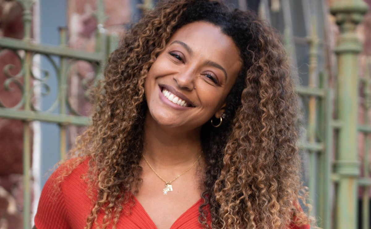 Sheron Menezzes diz que gosta de sua beleza natural, mas não descarta procedimentos no futuro