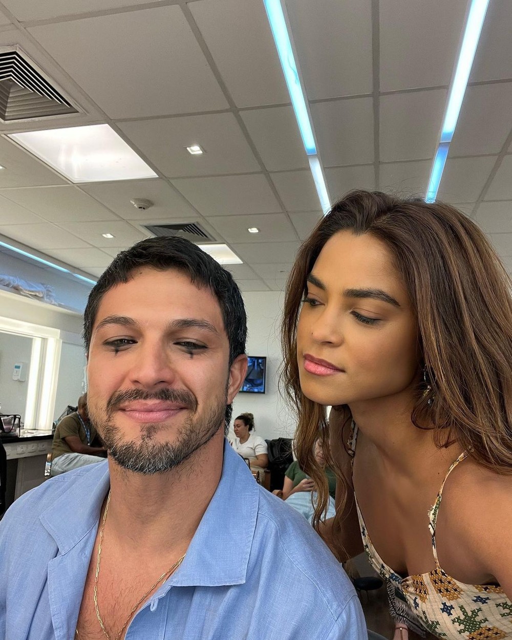 Lucy Alves posta foto dos bastidores de 'Travessia' com Romulo Estrela ...