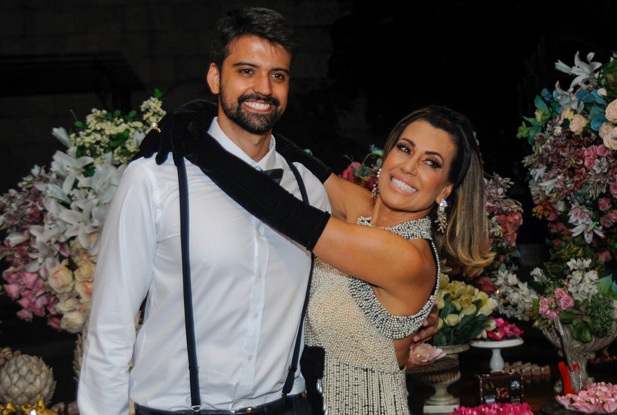 Solange Frazão celebra seus 60 anos com festança