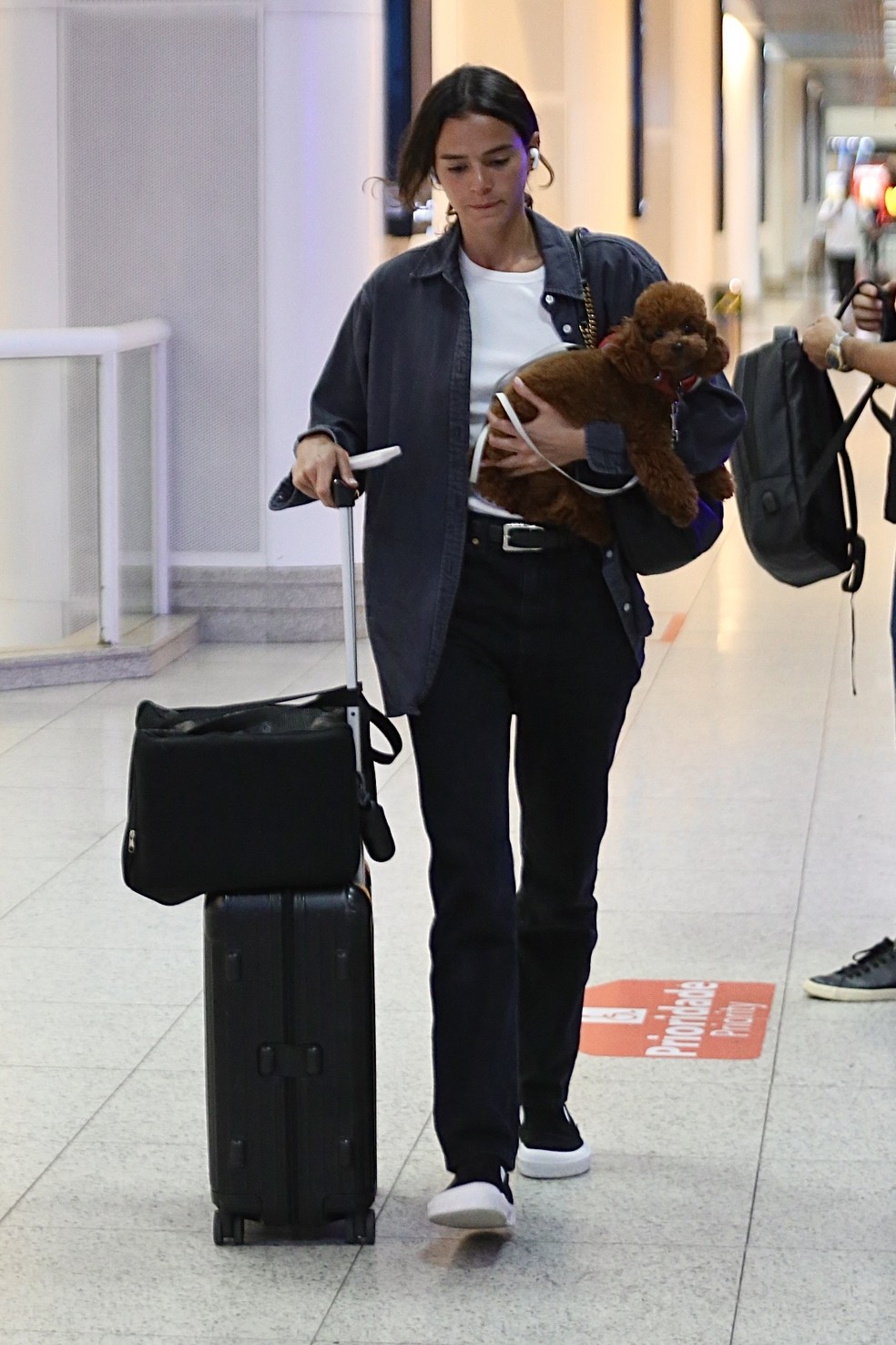 Solteira, Bruna Marquezine embarca com cachorrinha no Rio; fotos