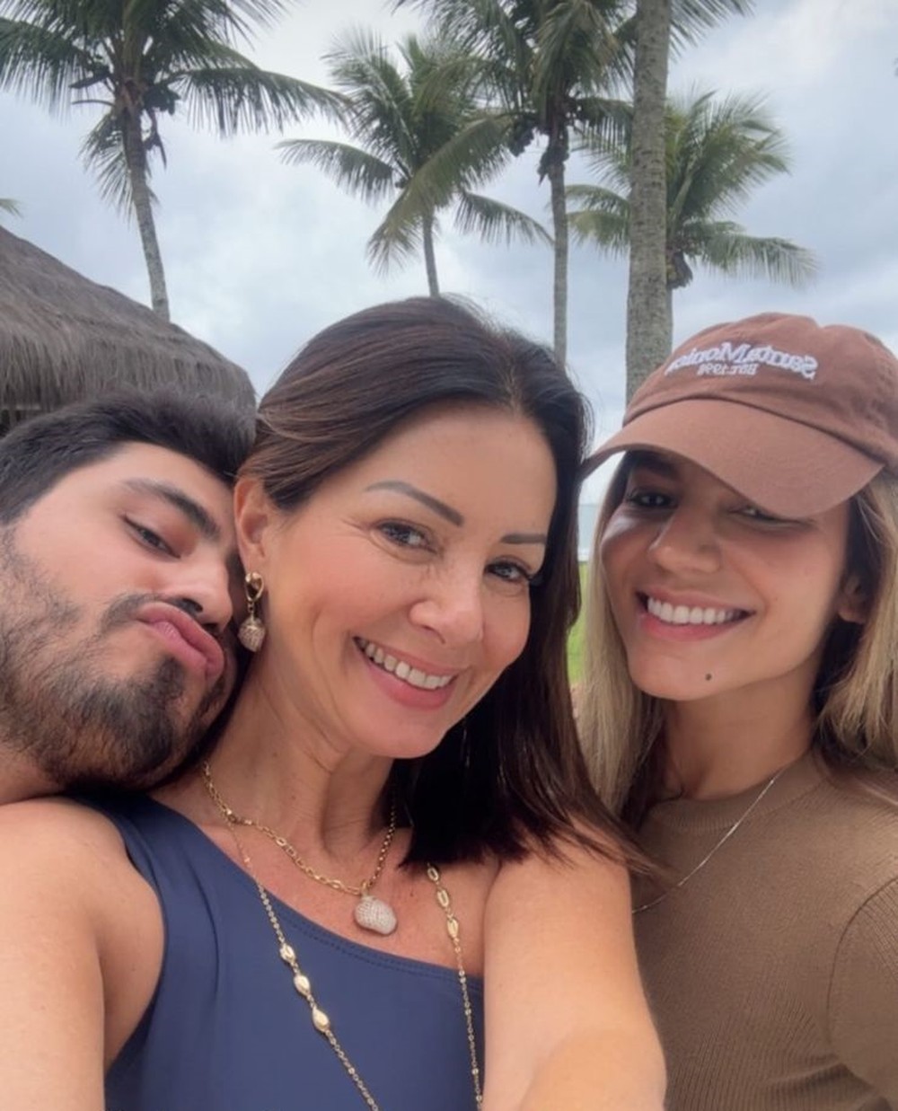 Hariany Almeida curte piscina com namorado e sogra, ex-Banana Split; fotos