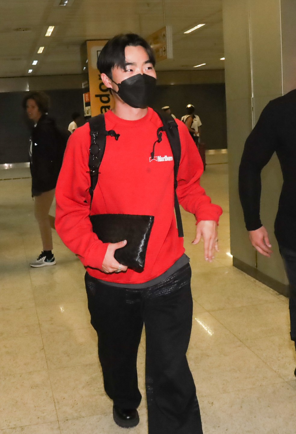 Estrelas de TV internacionais são tietadas ao chegar em São Paulo