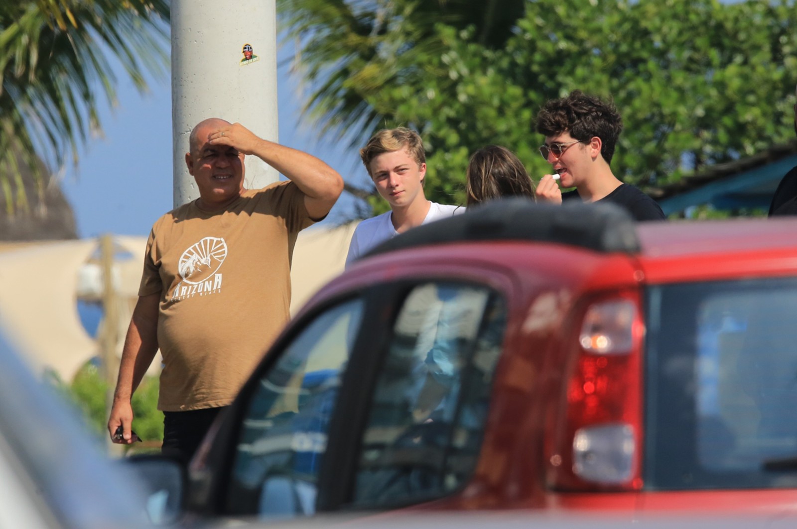 Filho de Angélica e Luciano Huck, Benício curte orla de praia no Rio ...