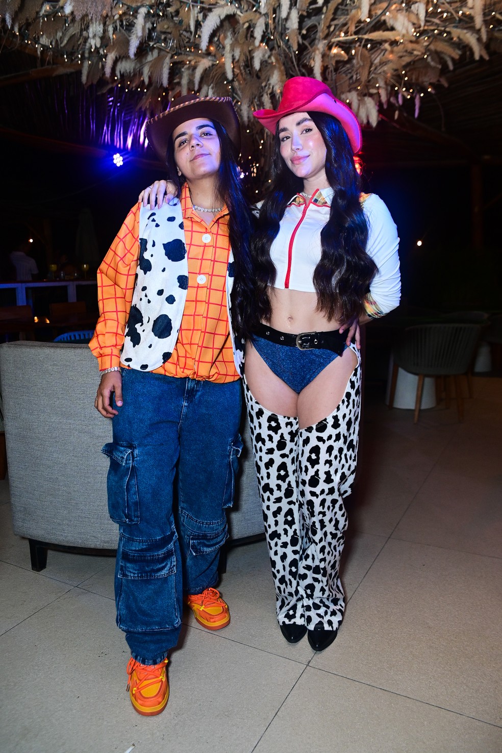 Yasmin Santos usa fantasia de casal com a namorada, Maria Venture