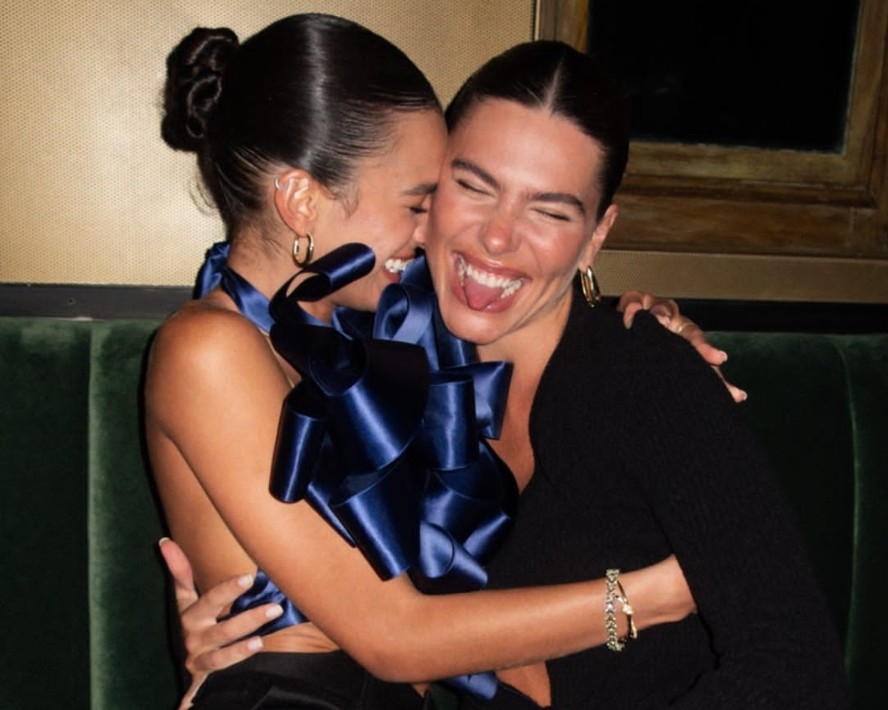 Bruna Marquezine ganha nova festa de aniversário após cineminha com amigos