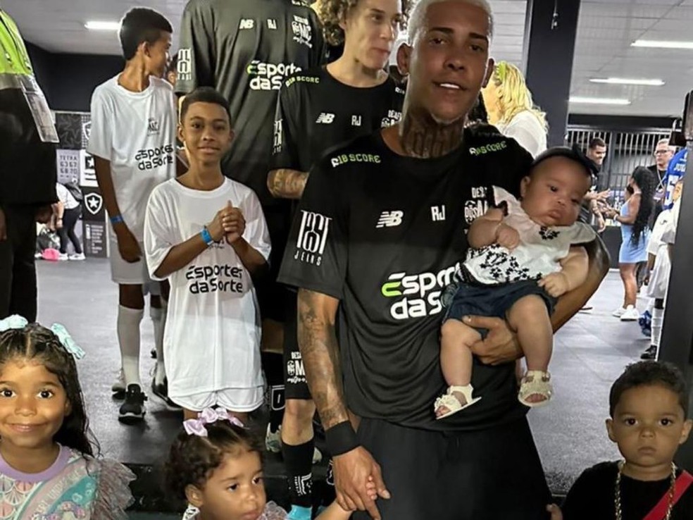 MC Poze reúne filhos e sugere ter mais: 'Meu próprio time de futebol'