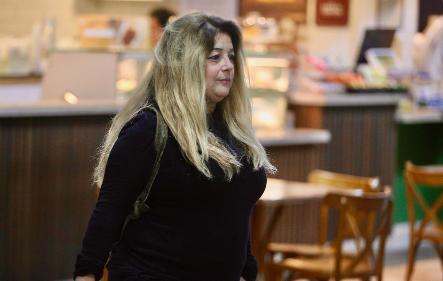 Musa dos anos 1990, Regininha Poltergeist é vista deixando loja onde trabalha no Rio