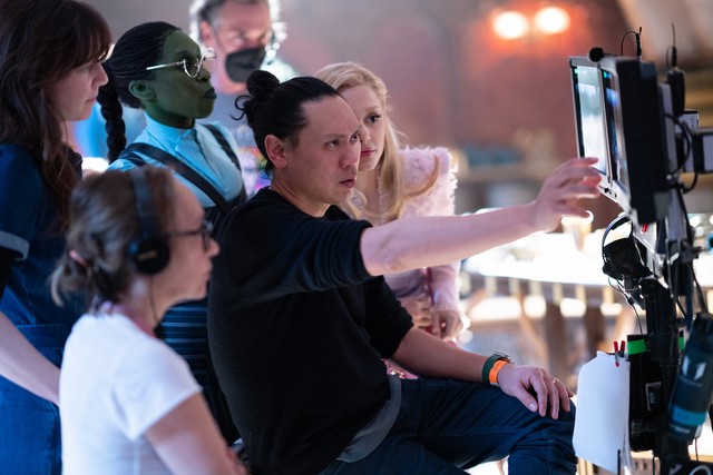 'Wicked': veja fotos oficiais de filme com Ariana Grande e Cynthia Erivo