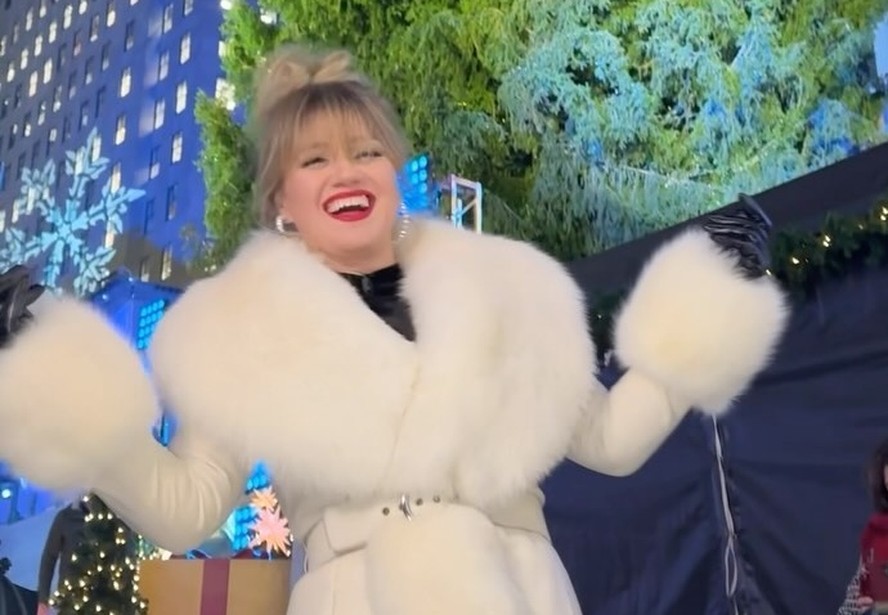 Kelly Clarkson diz que tem 'quarto de Natal' que mantém decorado o ano todo