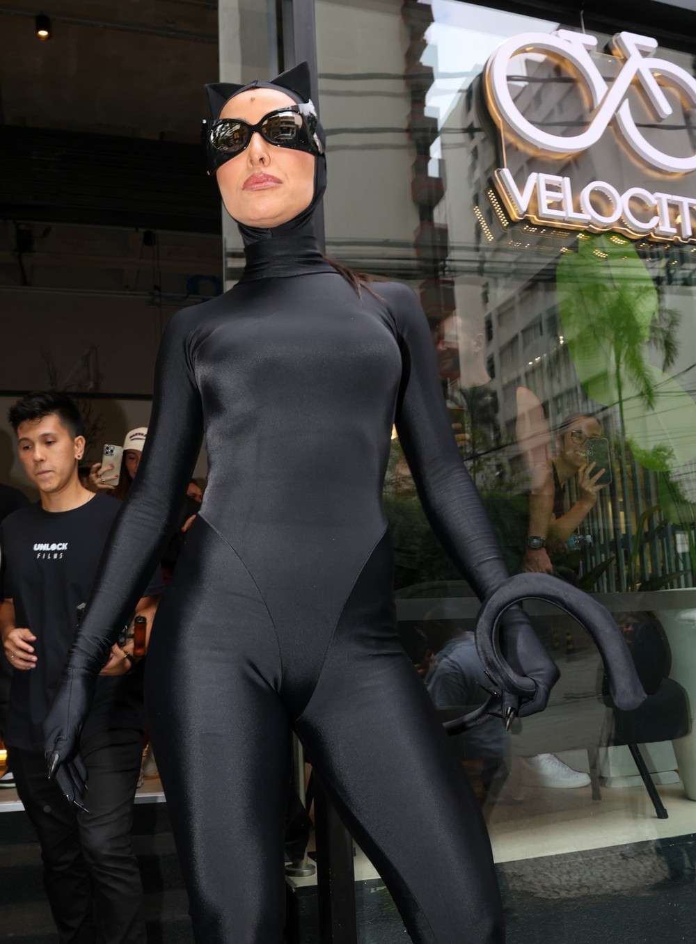 Sabrina Sato surge com macacão 'a vácuo' em fantasia de Mulher-Gato ...