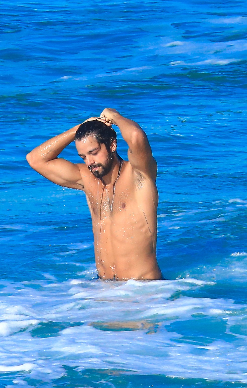 Agatha Moreira e Rodrigo Simas tomam banho de mar em praia carioca; fotos