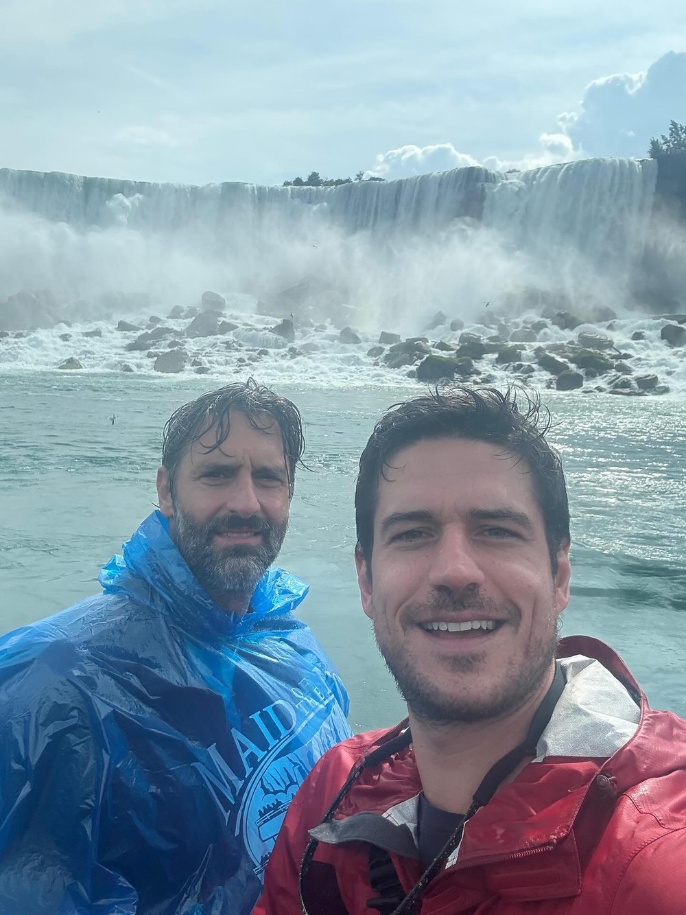 Com cachorrinha do casal, Marco Pigossi e marido curtem Cataratas do ...