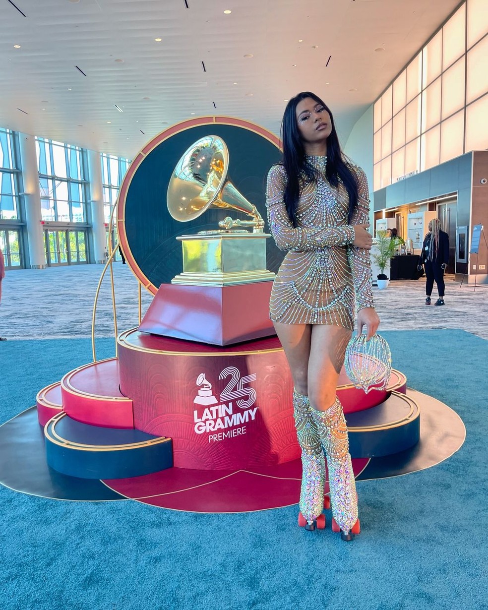 Irmã de Lexa, Wenny Isa posa de patins no red carpet do Grammy Latino ...