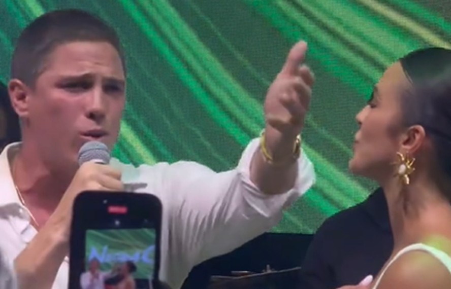 Rômulo Arantes Neto canta ao se declarar para Mari Saad em festa de ...