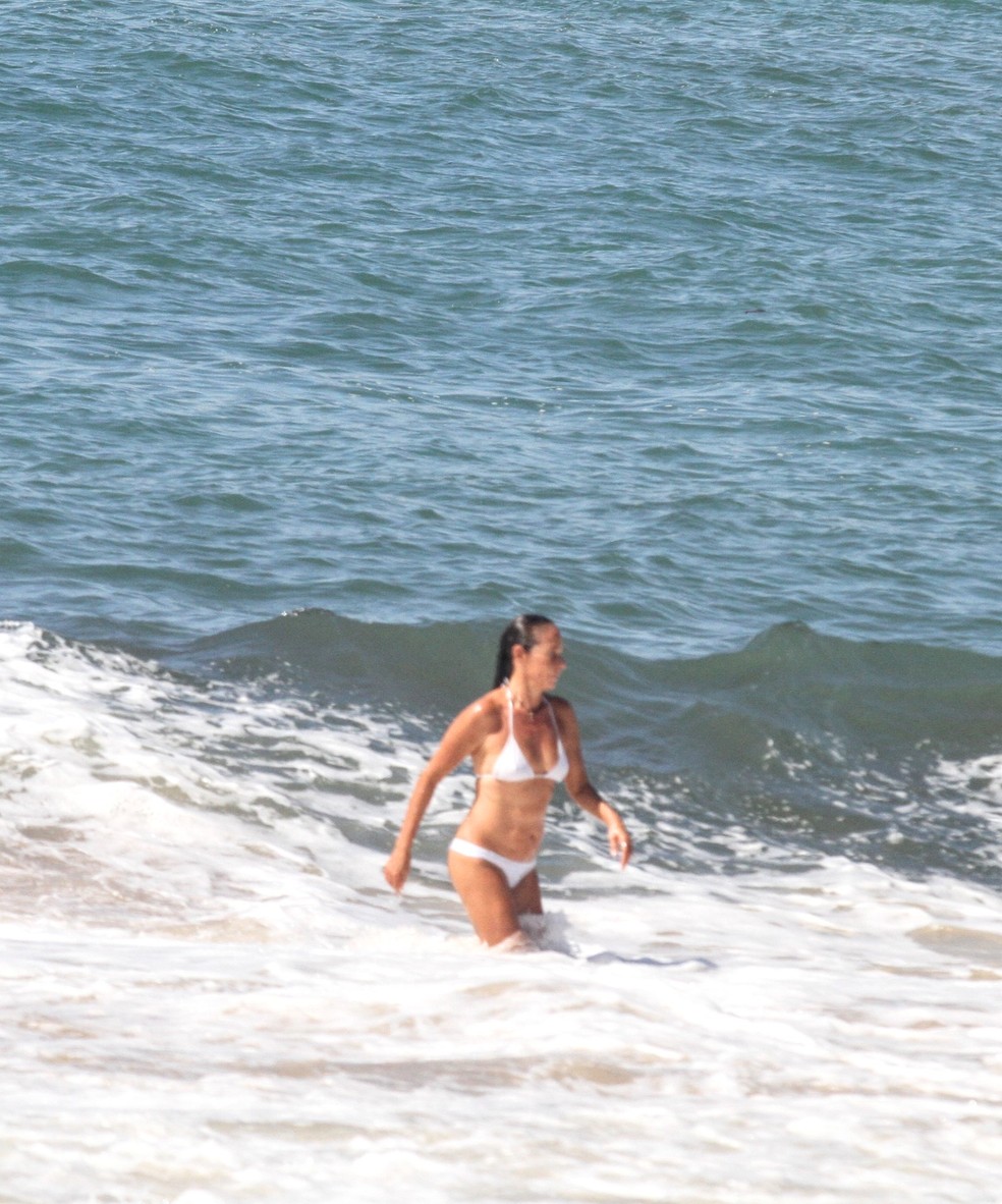 Andréa Beltrão joga altinha e se refresca com banho de mar no Rio