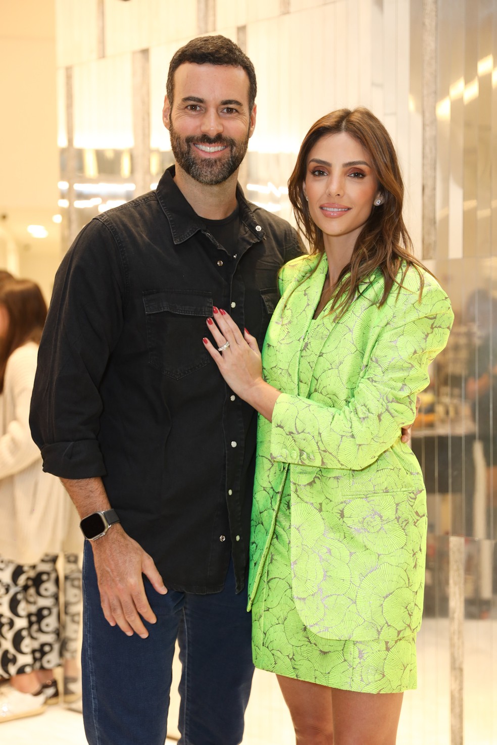 Carol Celico vai com o marido a evento e leva os filhos; fotos