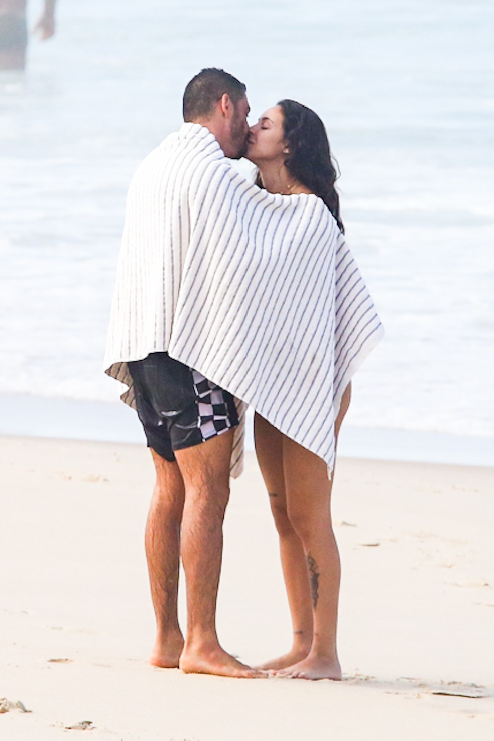 Cauã Reymond é flagrado aos beijos com ex-participante de reality; fotos