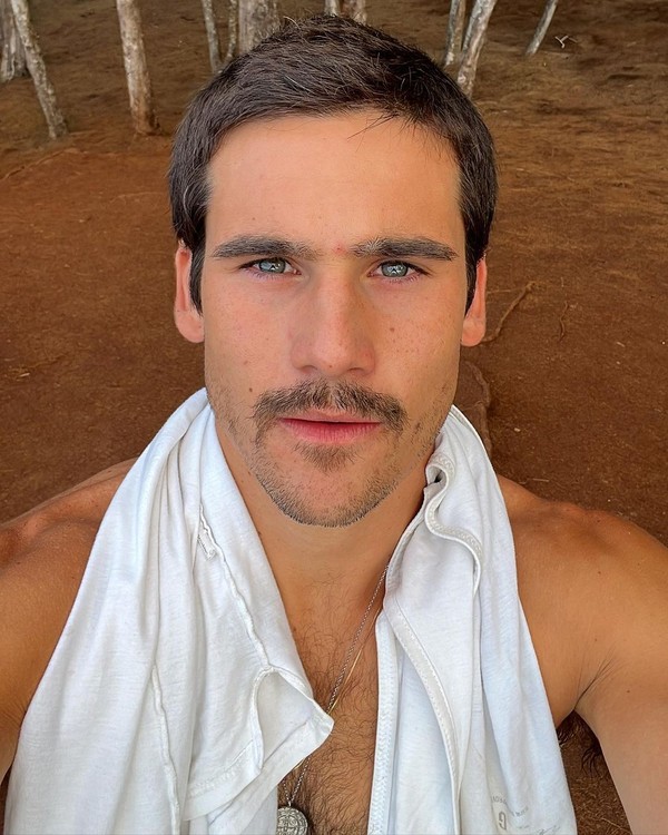 Nicolas Prattes posta álbum de viagem ao Havaí, e namorada pede: 'Volta ...