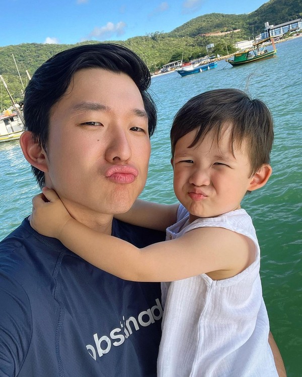 Pyong Lee encanta seguidores com foto de Jake com bisavós da Coreia
