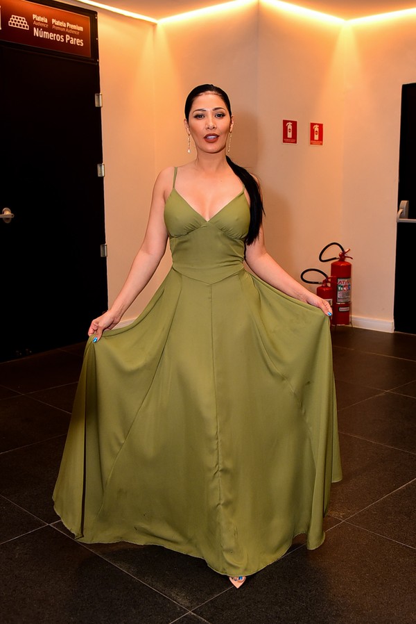 Com os filhos, Simaria usa vestido e esvoaçante para noite de teatro