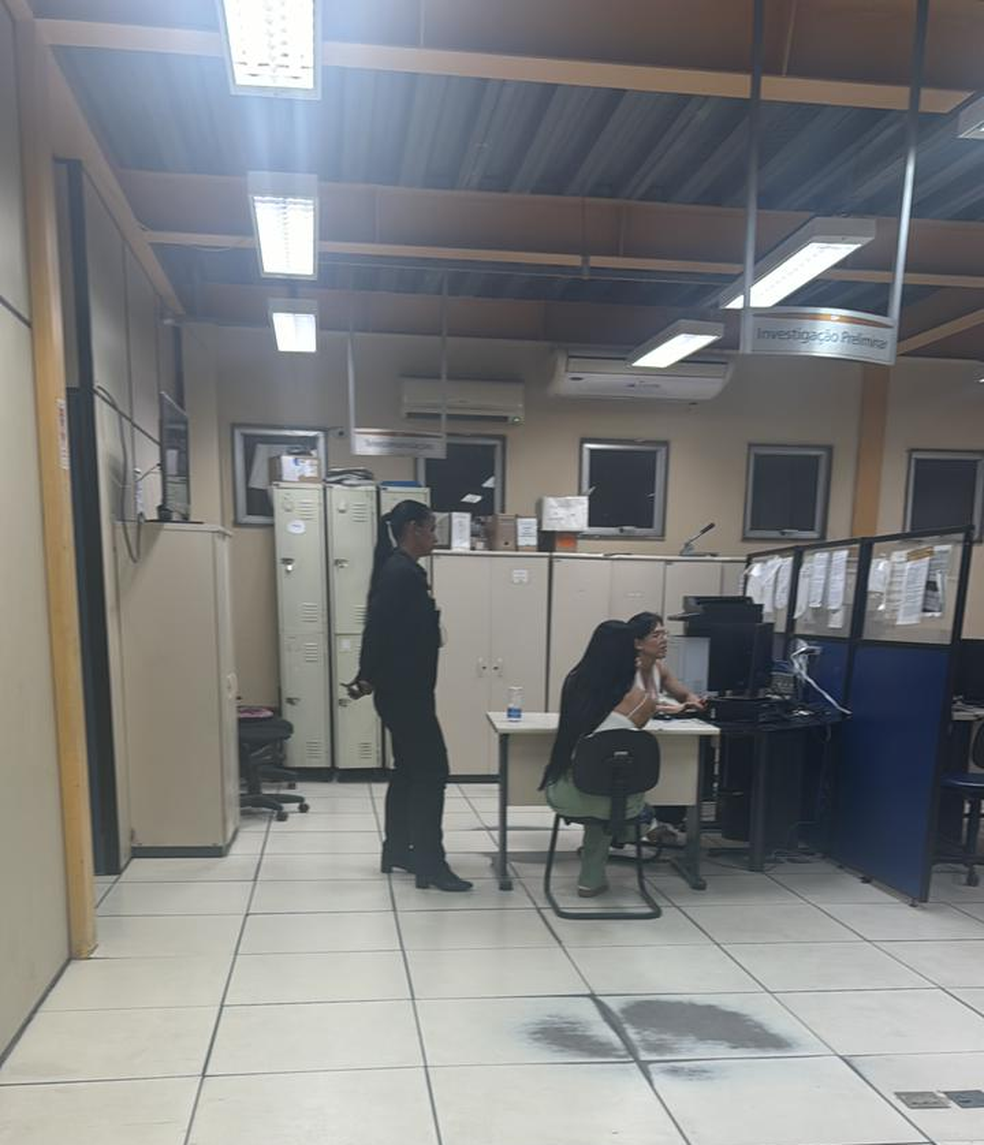 Rayane Figliuzzi na delegacia — Foto: Divulgação