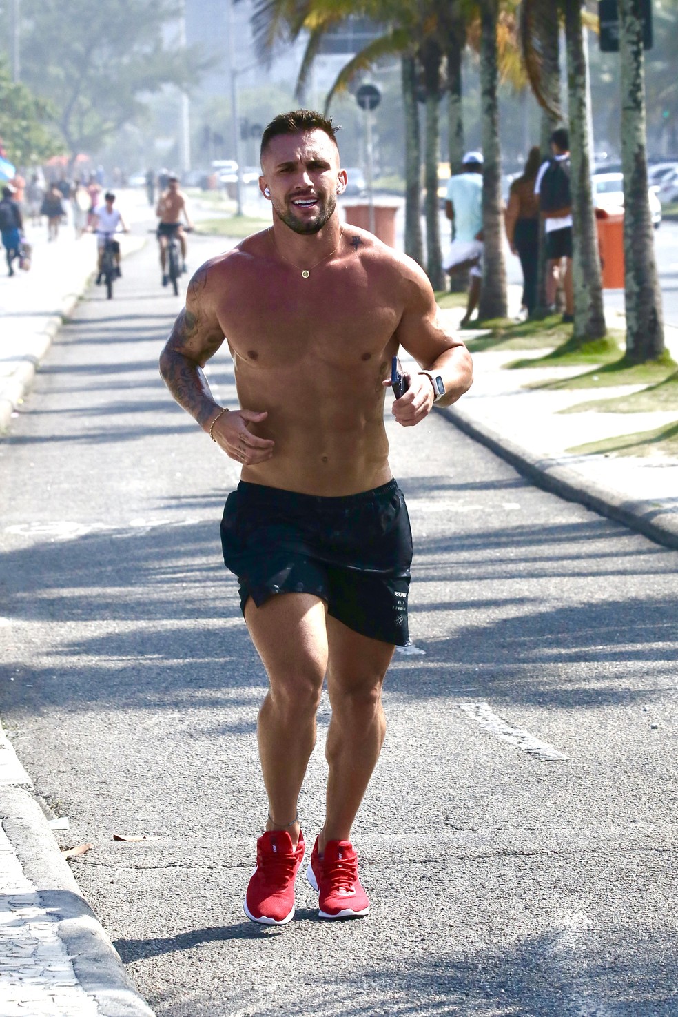 Arthur Picoli exibe tanquinho durante corrida e diz que teria ...