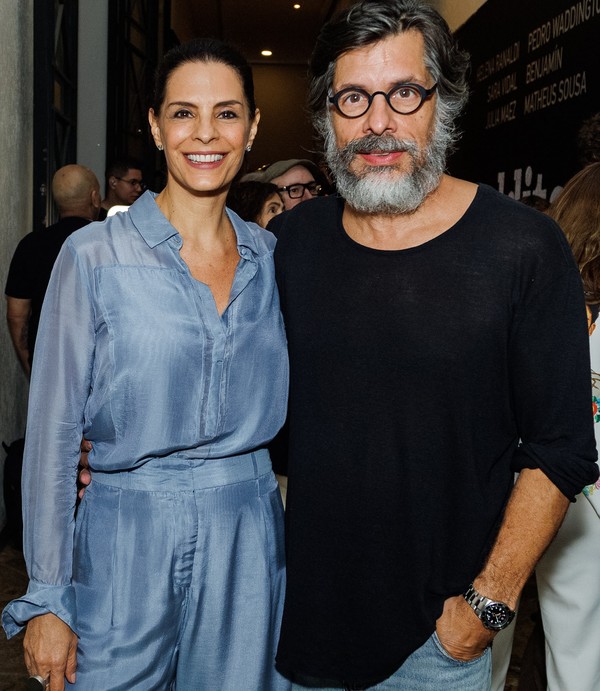 Helena Ranaldi posa com o ex-marido, o atual e o filho em noite de teatro