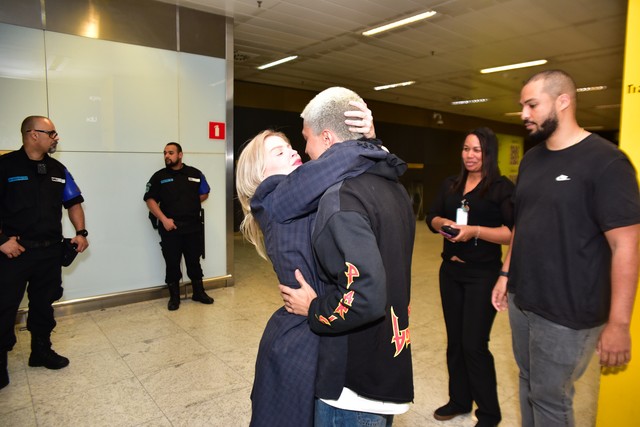 Luísa Sonza beija muito o affair, Chico Veiga, em aeroporto; vídeos