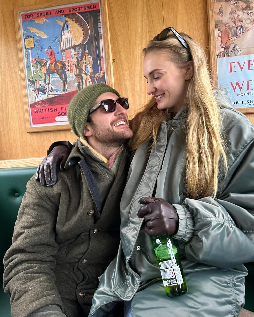 Ex de Joe Jonas, Sophie Turner parabeniza o namorado bilionário