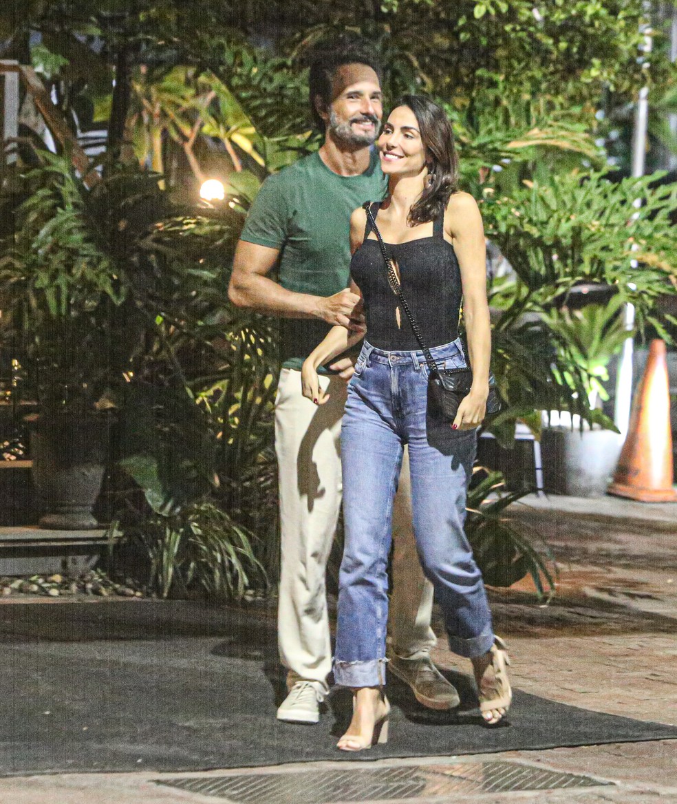 Rodrigo Santoro e Mel Fronckowiak protagonizam rara cena de beijo ...