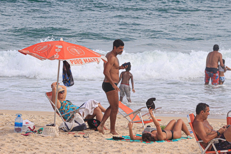 Bruno Cabrerizo troca beijos com namorada em dia de praia