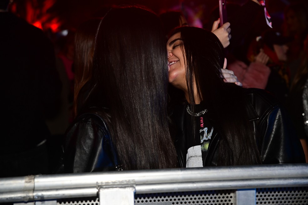 Sertaneja Yasmin Santos e a namorada, Maria Venture, beijam muito em show