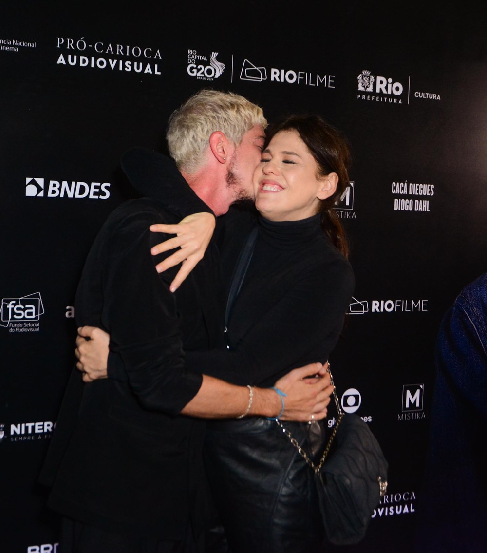 Johnny Massaro e Bárbara Paz trocam selinhos em première no Rio