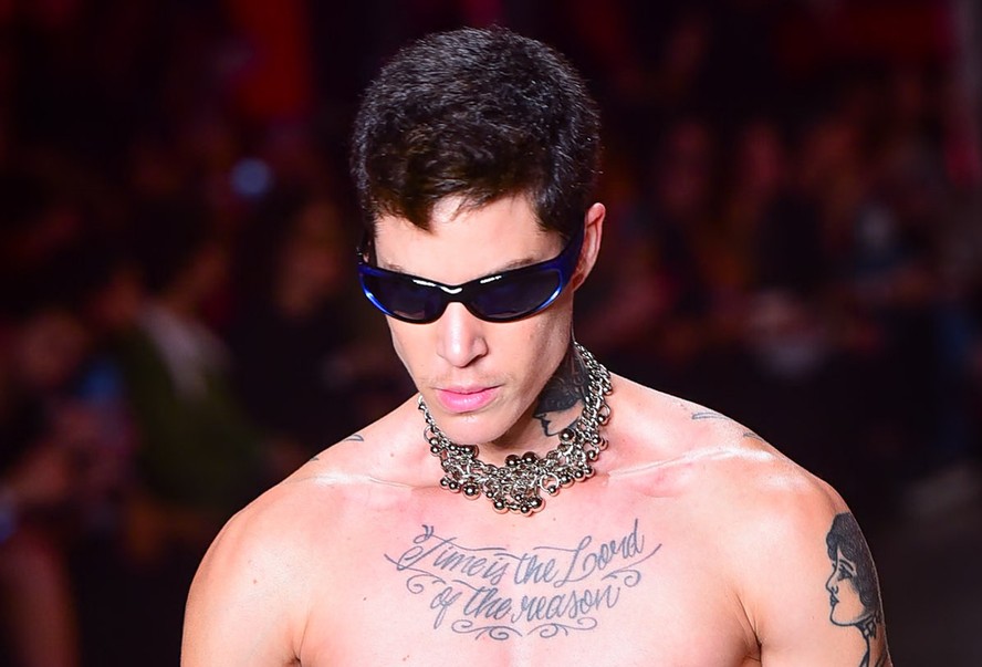 Sam Porto desfila sem camiseta e mostra corpo sarado na SPFW