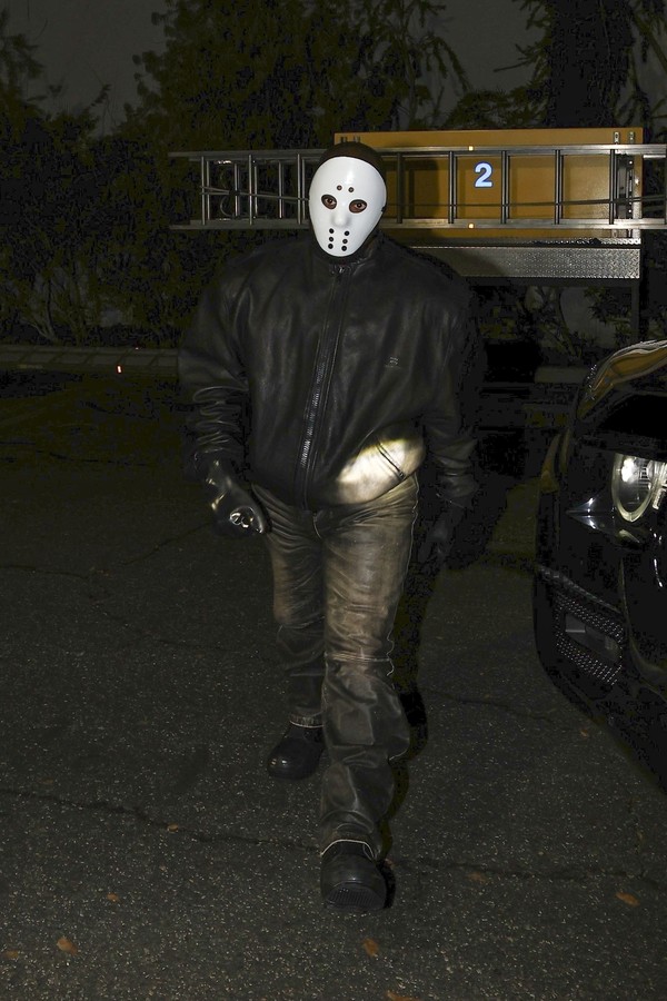 Kanye West vai a jogo do filho usando máscara de Jason, de 'Sexta-feira 13'