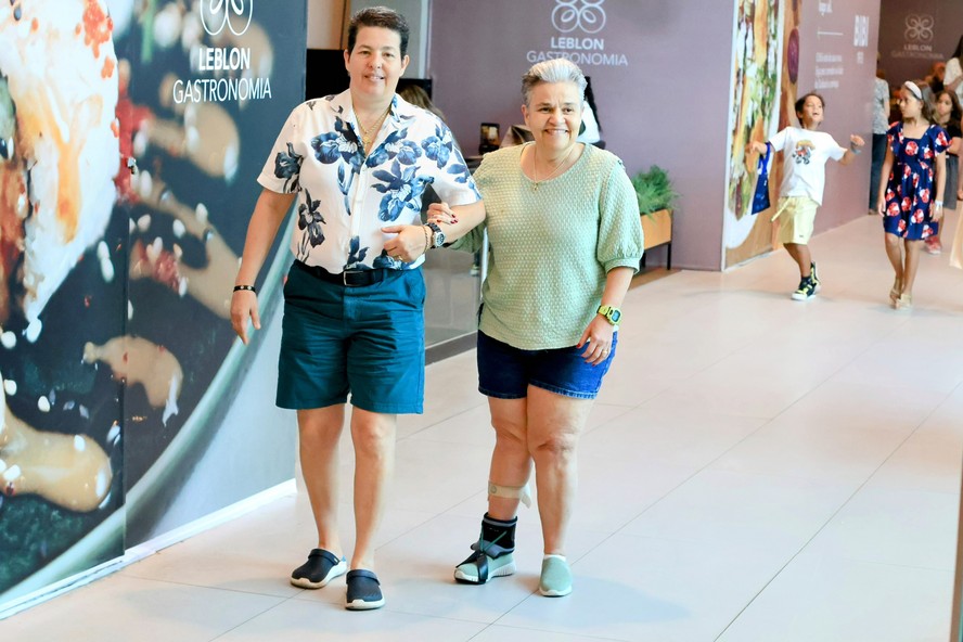 Com pé imobilizado, Claudia Rodrigues passeia por shopping com a namorada