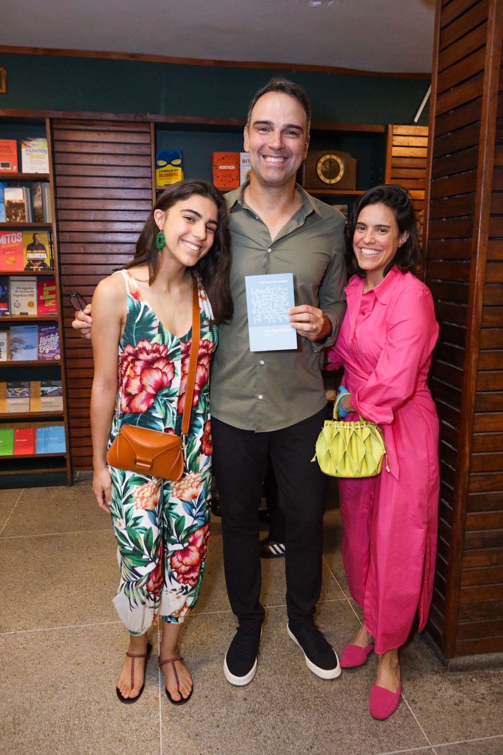 Fernanda Rodrigues vai com a filha 'sósia' a lançamento no Rio