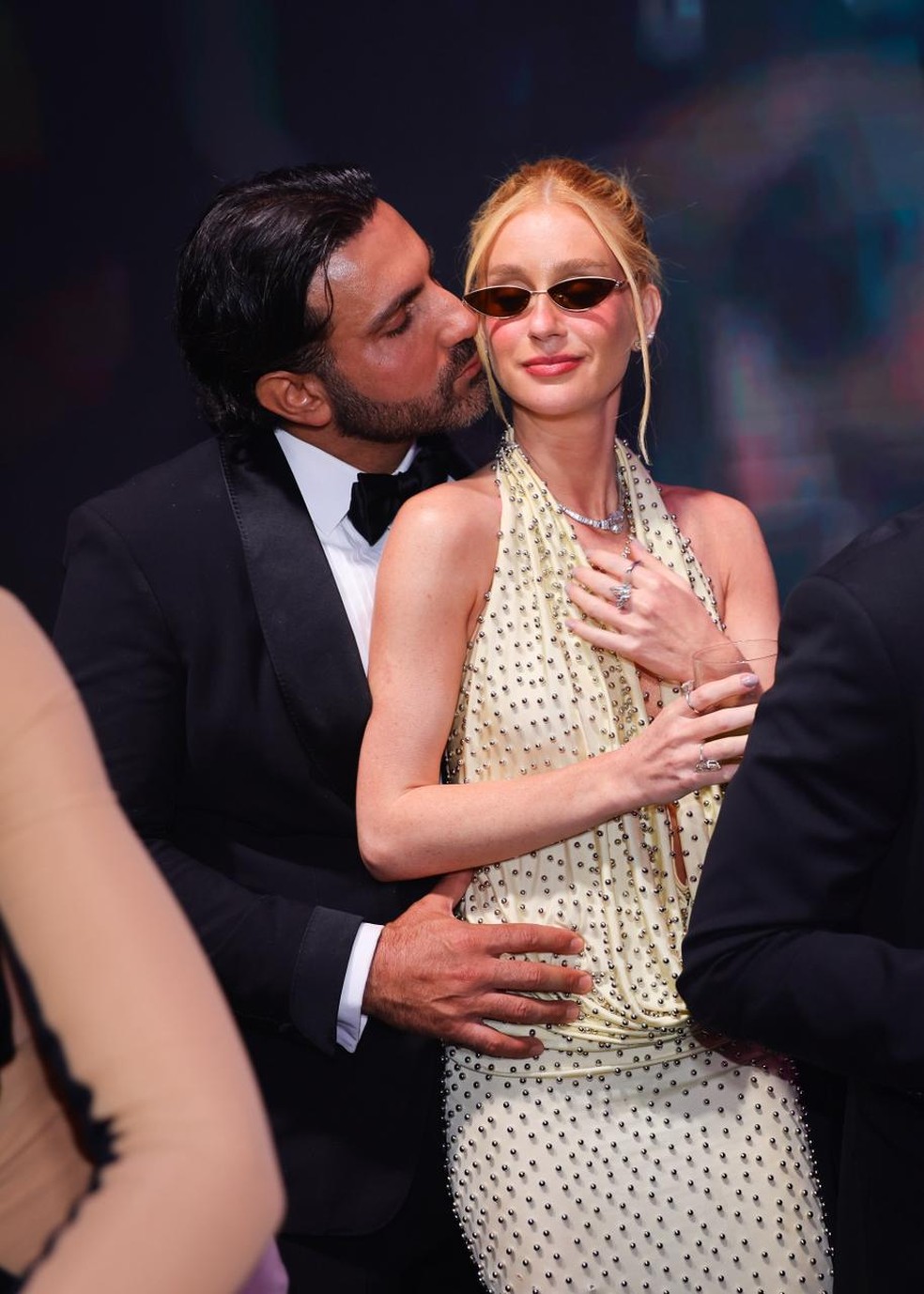 Marina Ruy Barbosa troca beijos com o noivo, Abdul Fares, em Curitiba ...