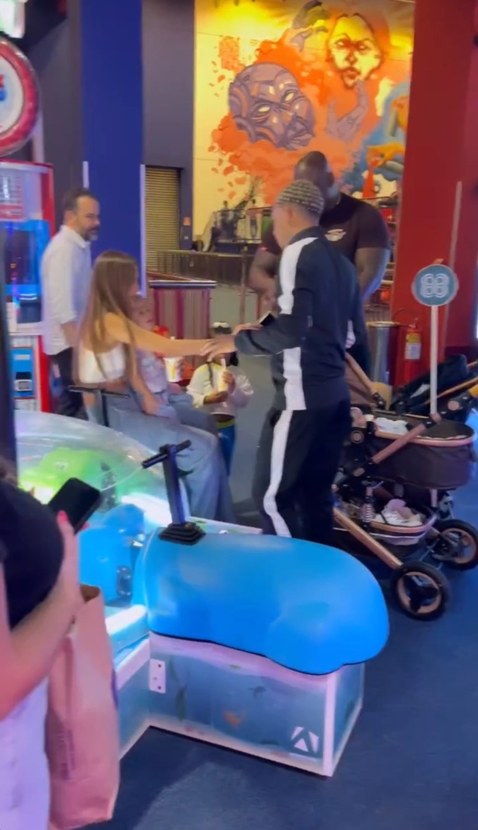 Poze do Rodo é visto com a ex em shopping e é criticado na web