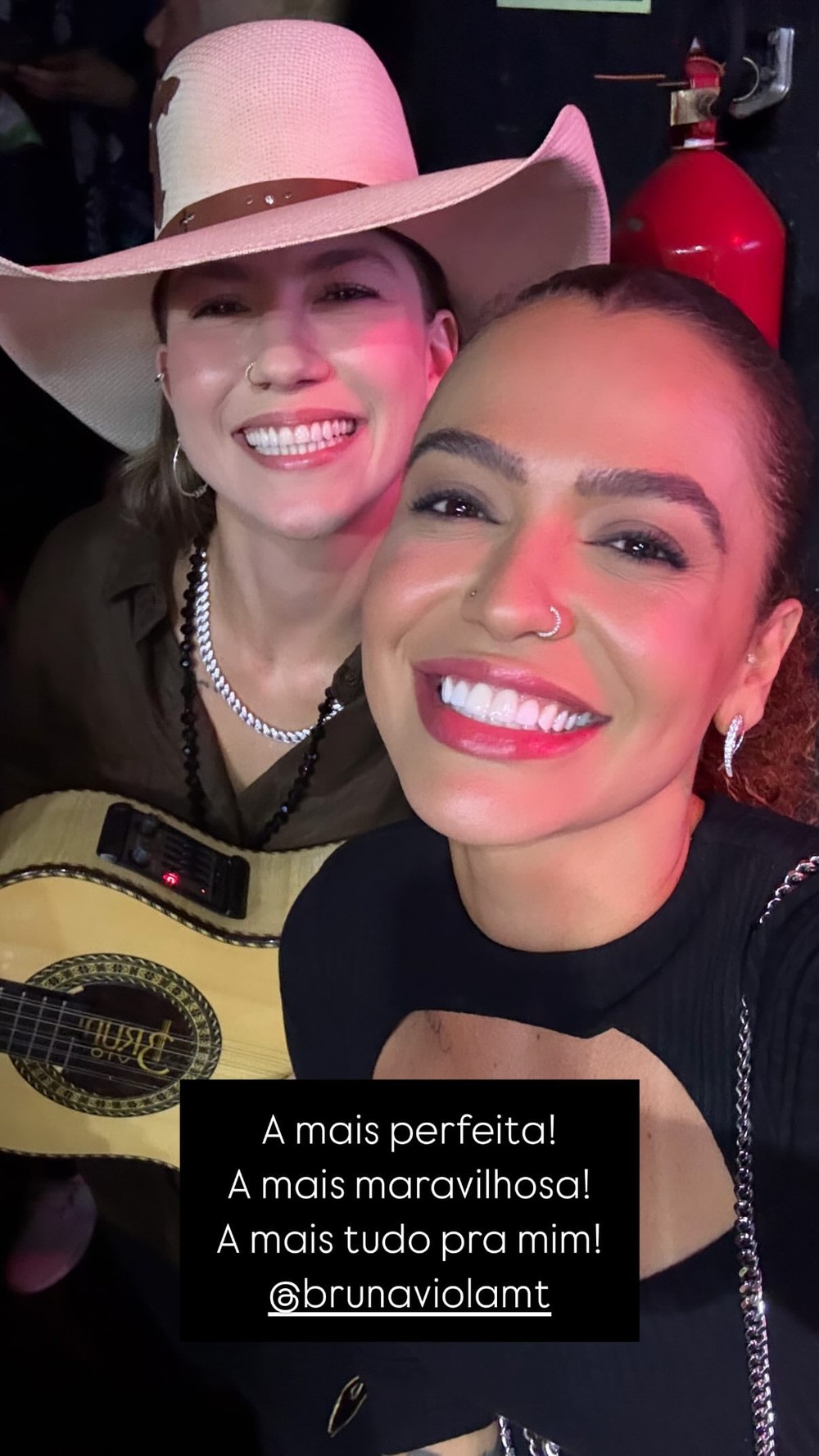 Cantora sertaneja Bruna Viola faz aparição rara com a esposa; veja