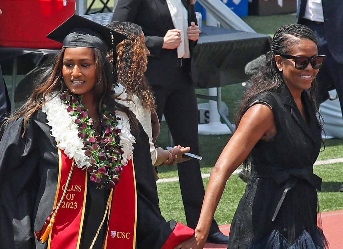 Barack e Michelle Obama vão à formatura da filha caçula nos EUA