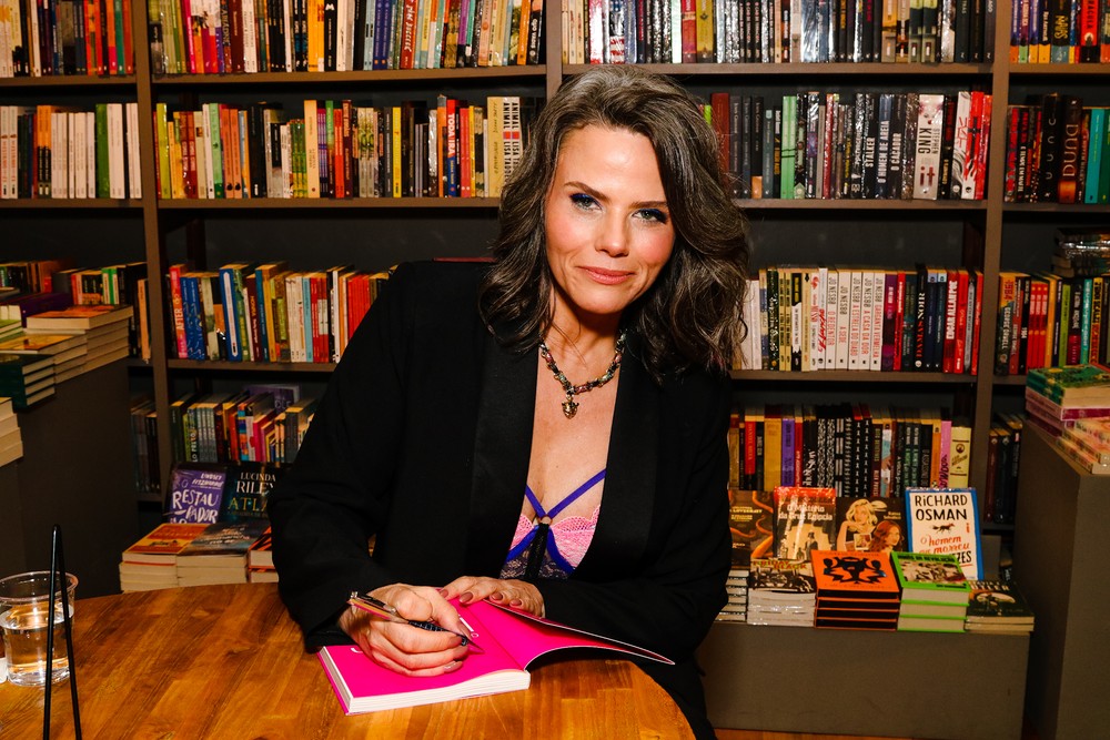 De lingerie à mostra, Maria Cândida lança livro em São Paulo