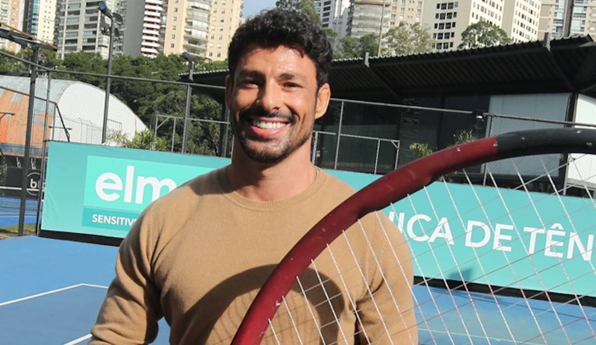Cauã Reymond faz aula de tênis com Thomas Bellucci em SP