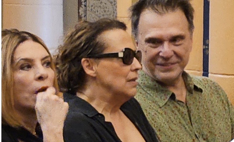 Christiane Torloni se emociona durante missa em homenagem ao pai